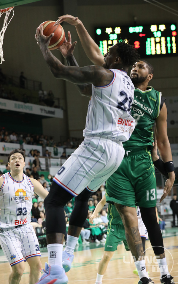 부산 KCC , 4강 플레이오프(PO) 1차전 원주 DB에 기선 제압